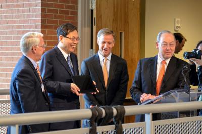 UT dedicates Min Kao building | News | utdailybeacon.com