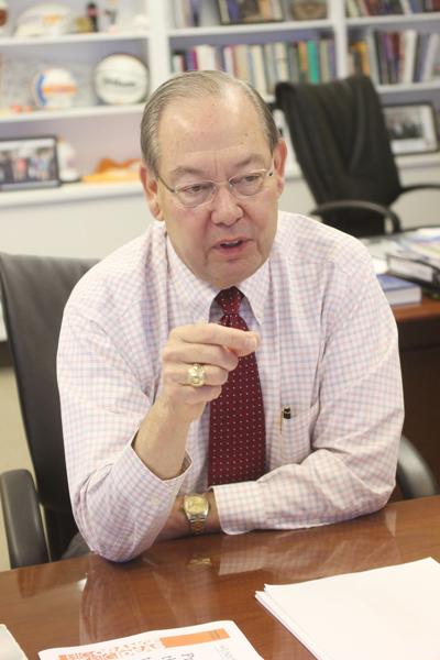 Cheek to focus on better communication | Student Life | utdailybeacon.com