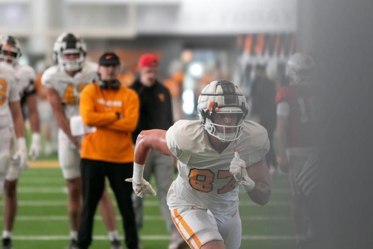 Newcomers ‘ahead of schedule’ inside Tennessee’s tight end room ...