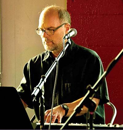Steve Sandner on stage 'In the Living Room' | See & Do | verdenews.com