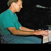 Carl Hull performs at Bent River | Music | verdenews.com