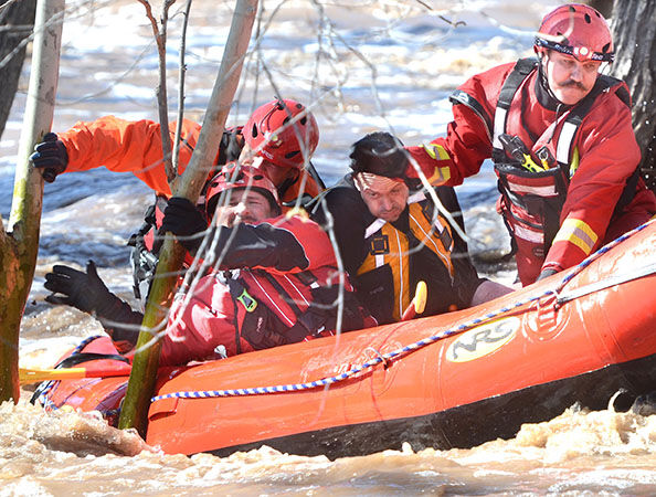 Dodging cops, man jumps in high water (VIDEO) | Camp Verde Bugle ...