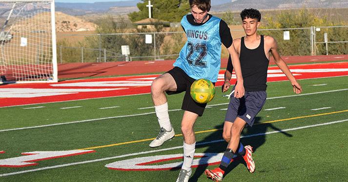 Mingus boys’ soccer ‘plugging away,’ strugglimg for wins | Sports ...