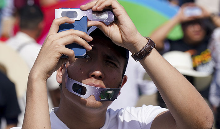 Total solar eclipse races across North America | Odd & Unusual ...