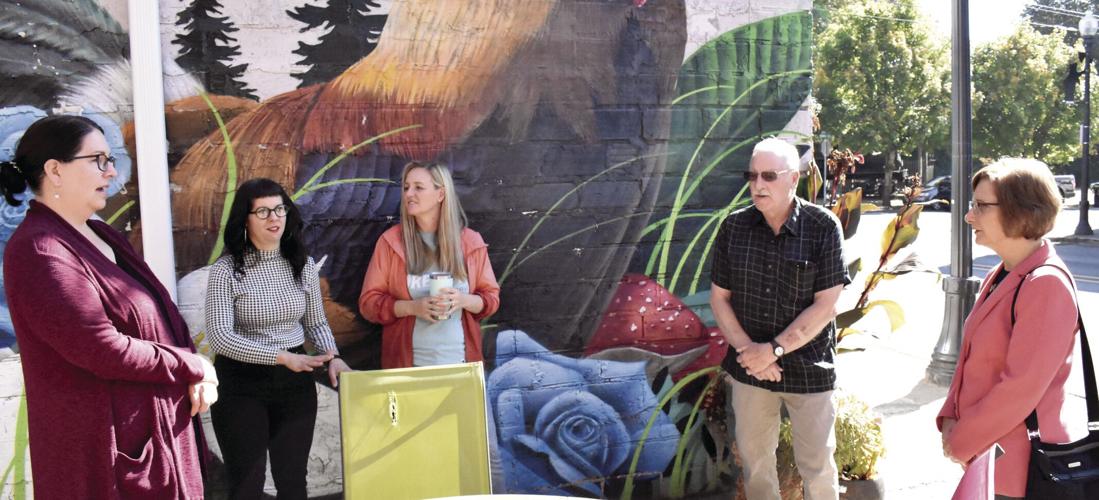 Bonamici Tours Vernonia Murals | Community News | vernoniasvoice.com