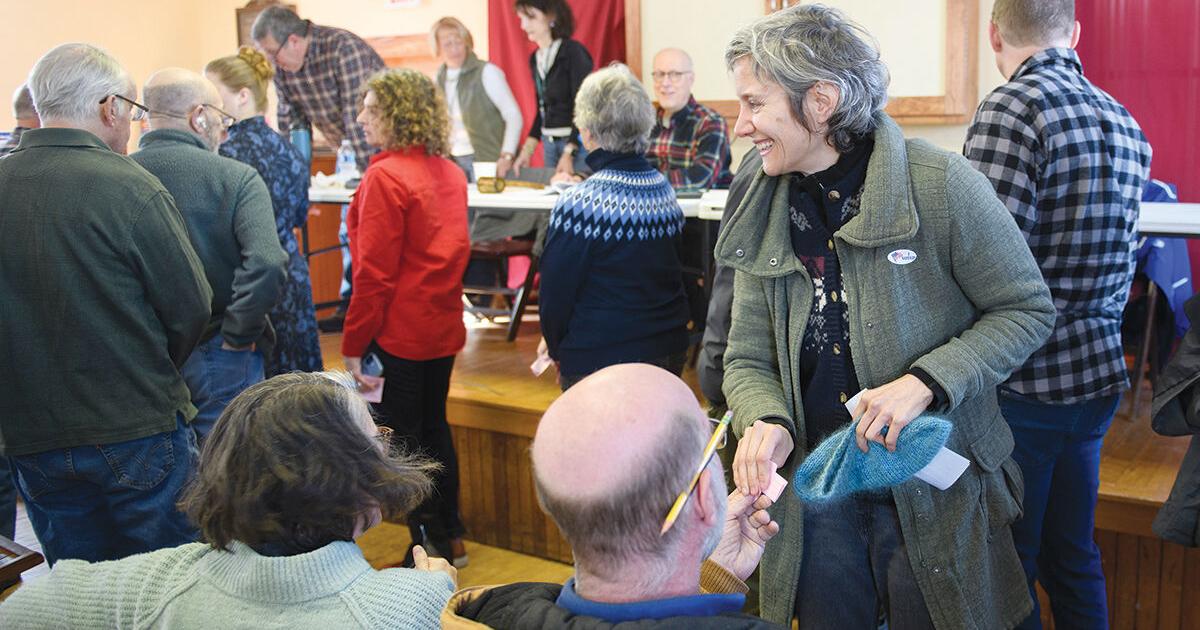 Elmore says good evening to Town Meeting | Local News | vtcng.com
