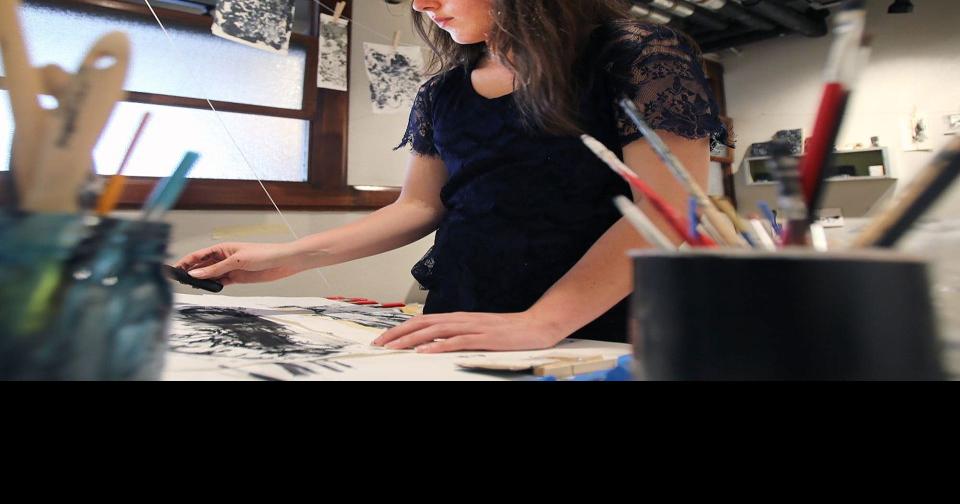 Fine arts graduates juggle jobs for art in tight market