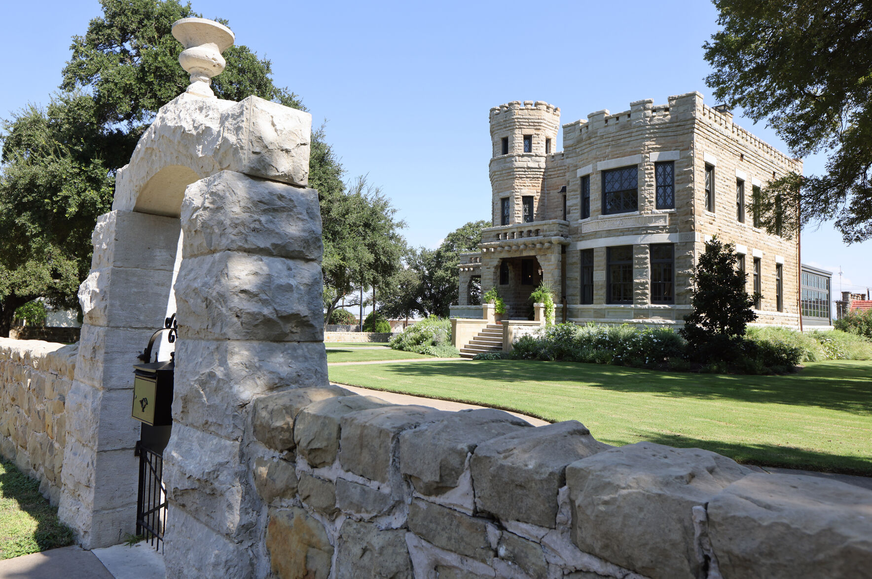 Magnolia pays $50K tax bill on castle after Waco sues