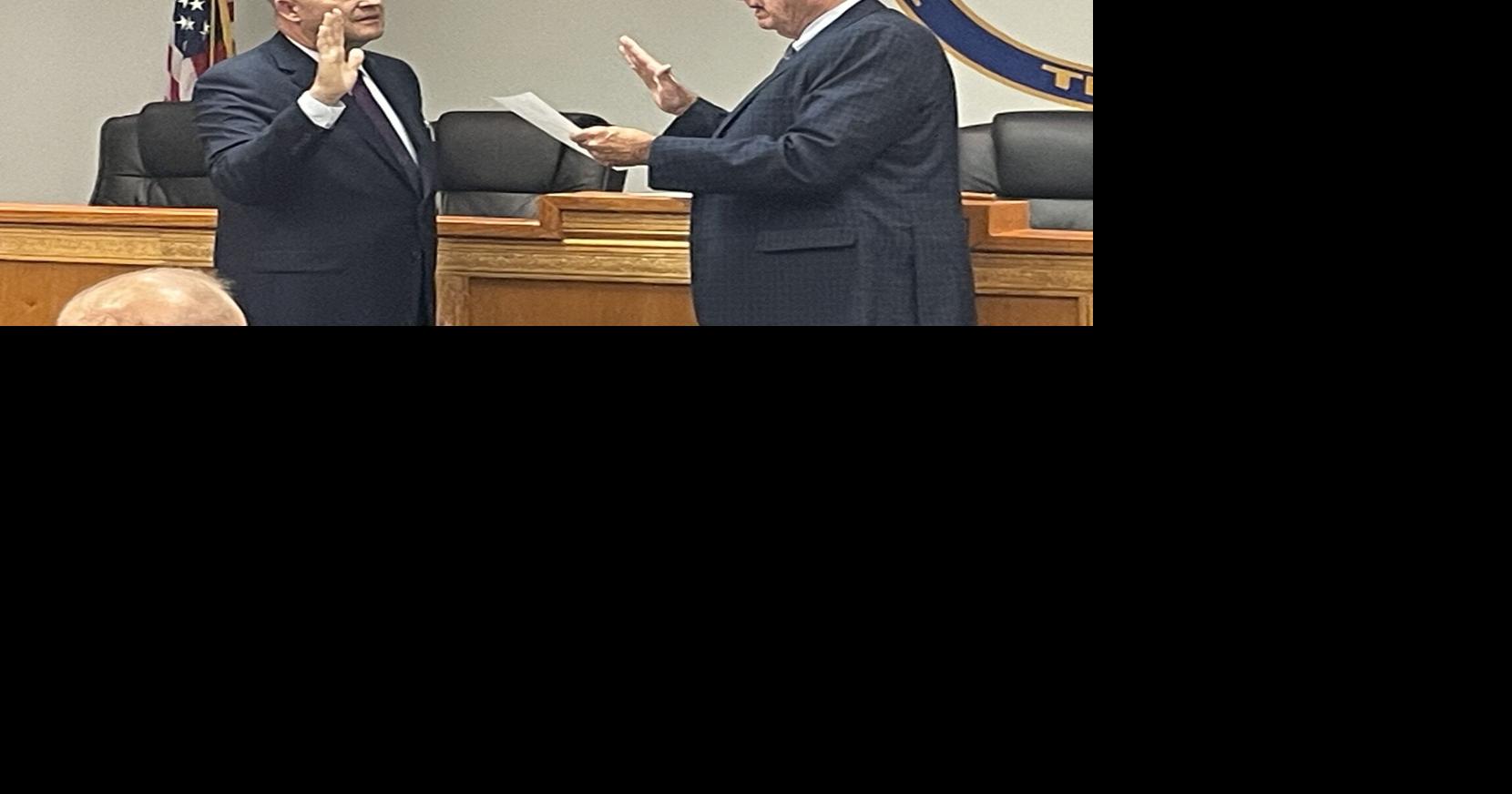 New Lacy Lakeview Police Chief Tom Whitten sworn in