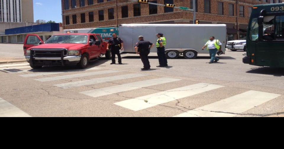 3 injured in downtown Waco bus crash
