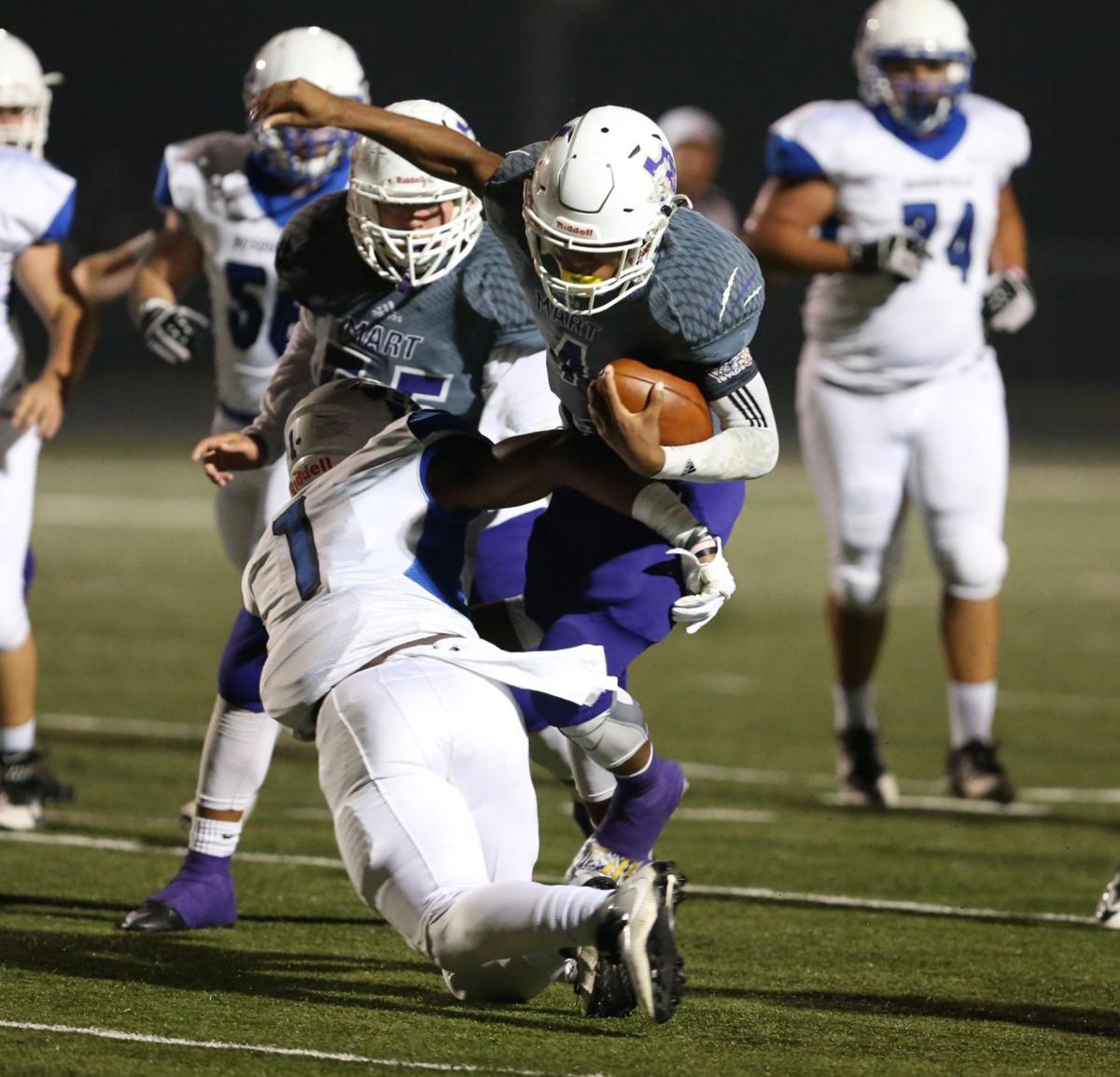 Mart holds off Bosqueville for district crown, 26-21