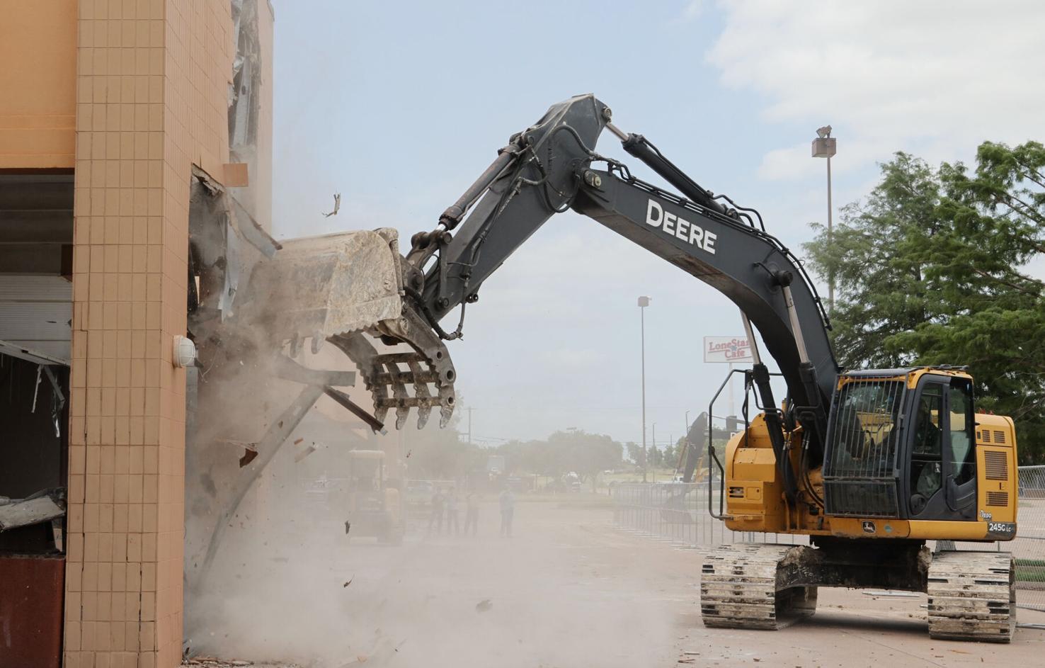 Hillsboro, Texas, begins demolishing bad outlet mall memory