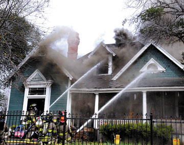 Waco house fire displaces 15