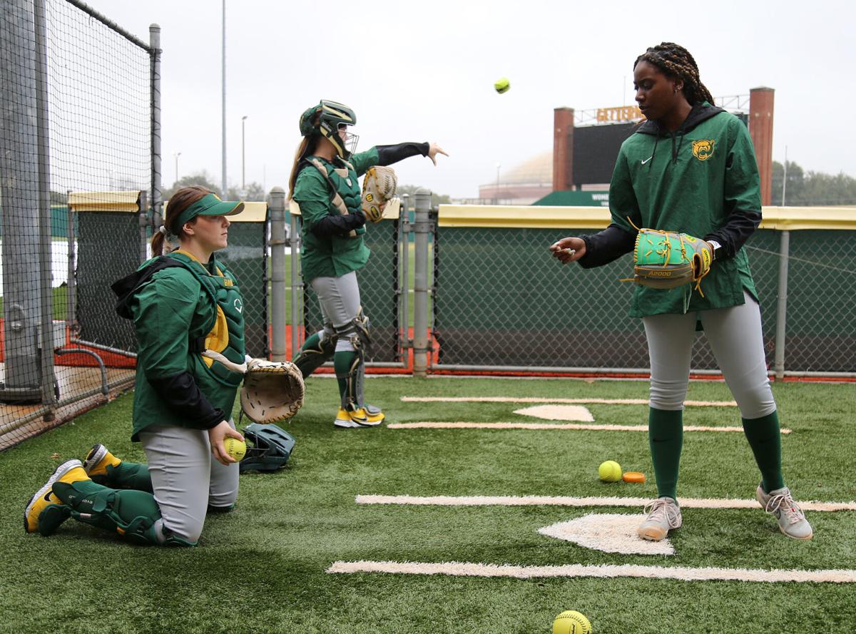 Baylor softball team relying on youth with ‘hungry team’