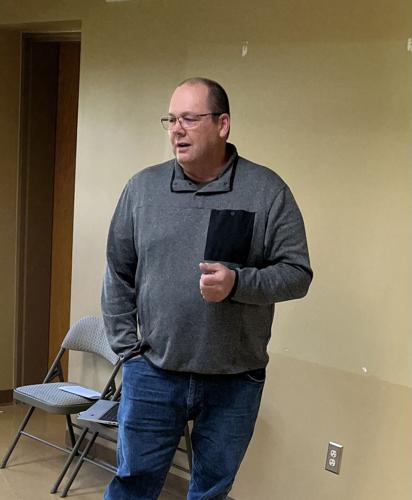 Brad Edwardson speaks to Literary Club | | wahpetondailynews.com