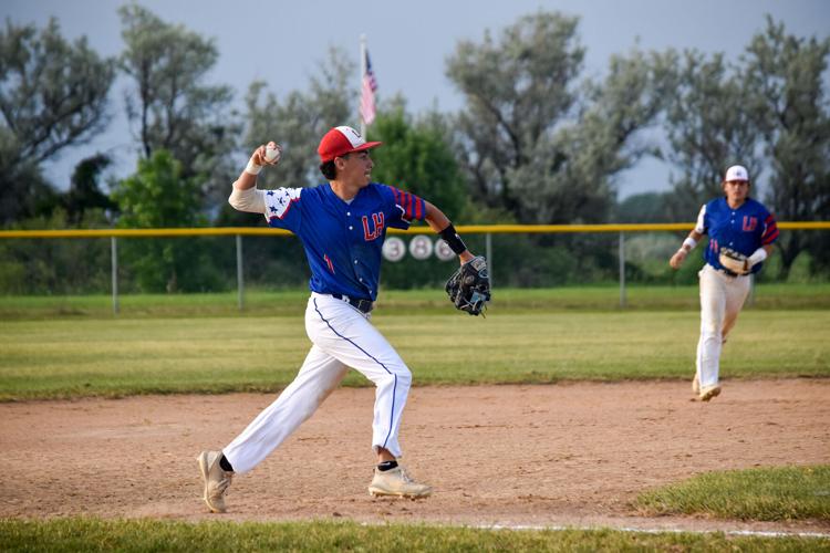 Parrots duke it out in 10 inning game | Sports | wahpetondailynews.com
