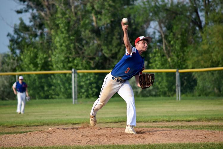 Parrots duke it out in 10 inning game | Sports | wahpetondailynews.com