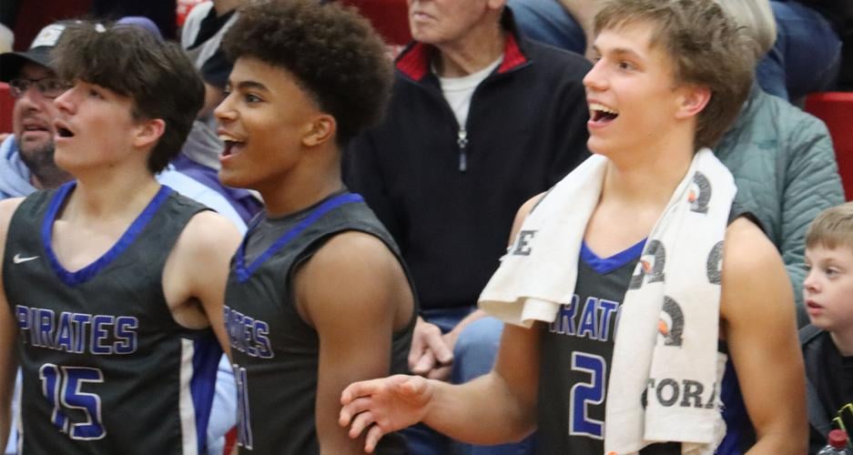 Earl totals 31, hits point No. 1,000 in road win against arch-rival ...