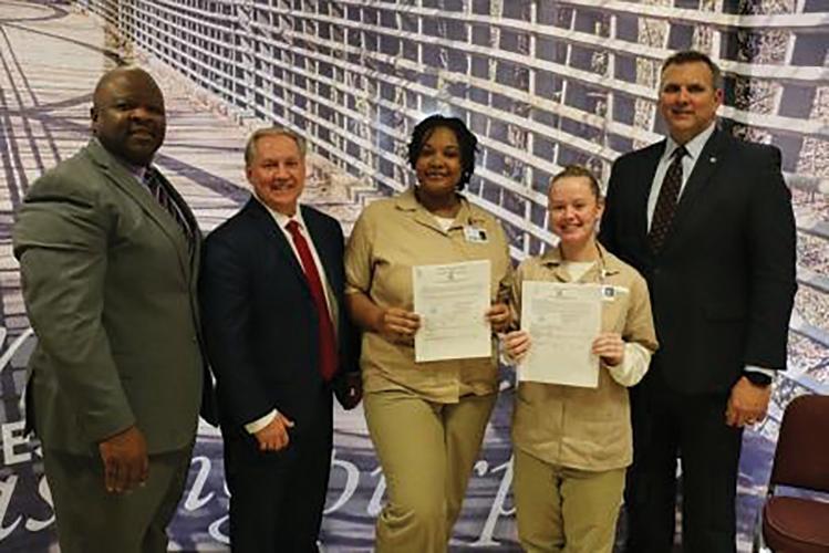 Prisoners earn parole certificates | | waltontribune.com