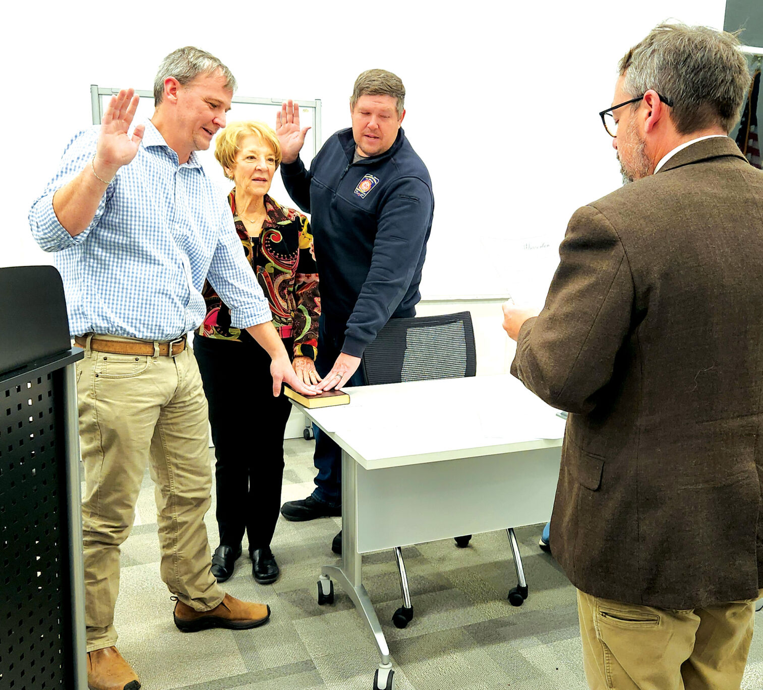 Warrenton commissioners take oath of office | News | warrenrecord.com