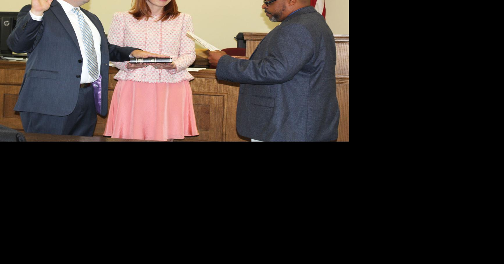 Hunter takes oath as district court judge | News | warrenrecord.com