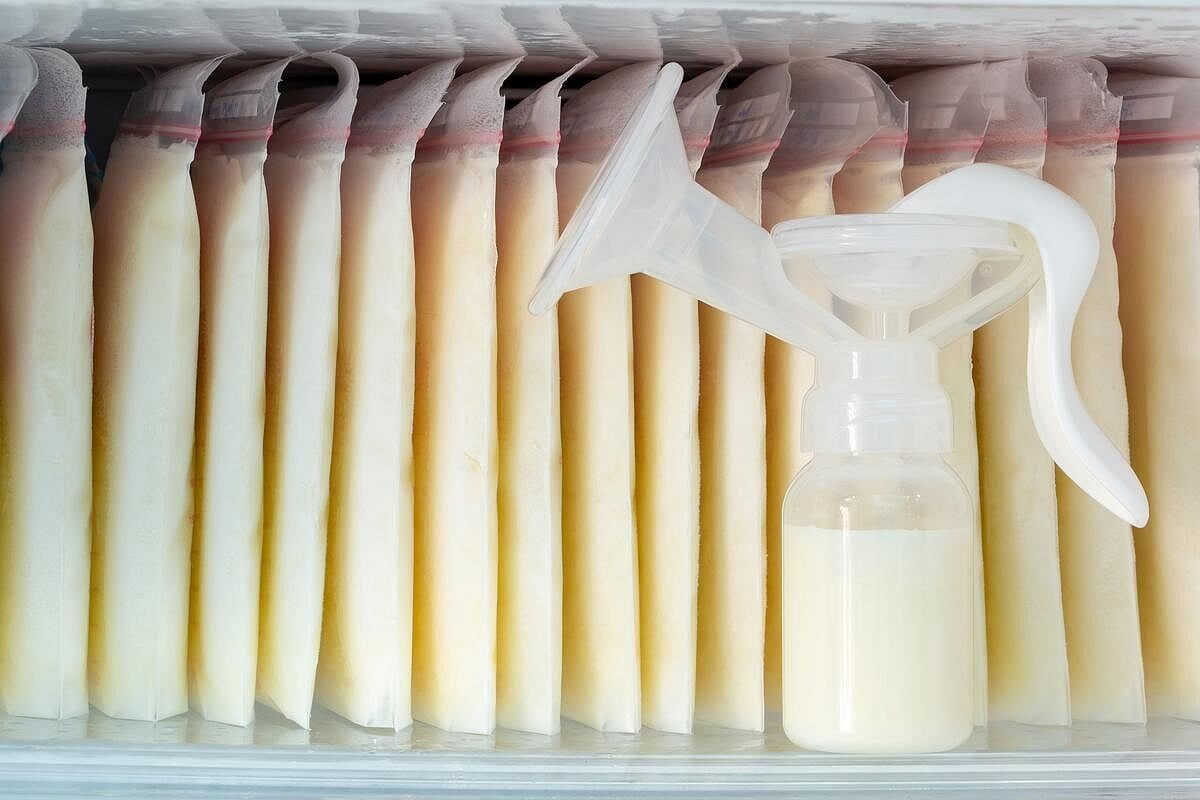 The Experts' Guide to Safely Pumping, Storing And Thawing Breast Milk ...