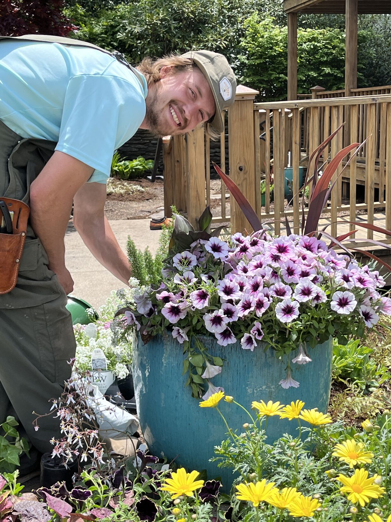 Volunteers create new look at Edgewood Cottage | Community ...