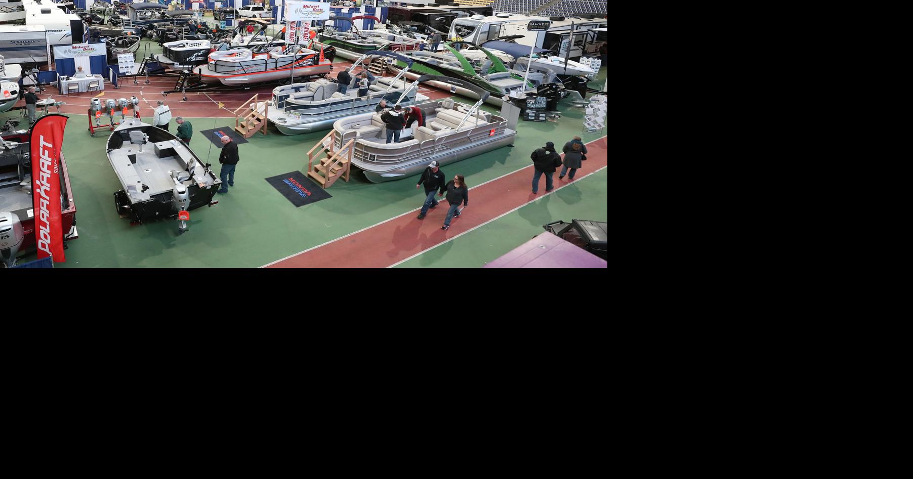 Despite snow, thousands go to Boat Show