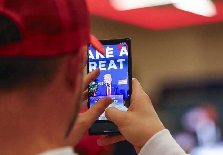 Trump appeals to Iowa issues in rally weeks before caucuses