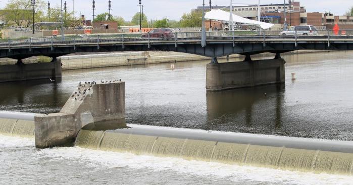 Waterloo officials tout completion of Cedar River bladder dam