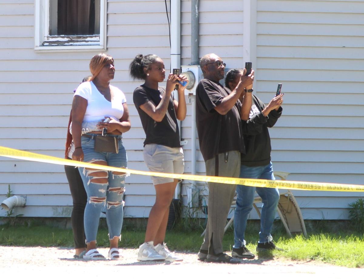 2 Waterloo officers shot, suspect killed in Sunday shooting