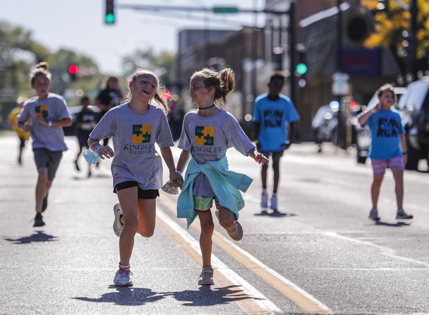 Waterloo fourth graders take on Mayor Hart in downtown fun run