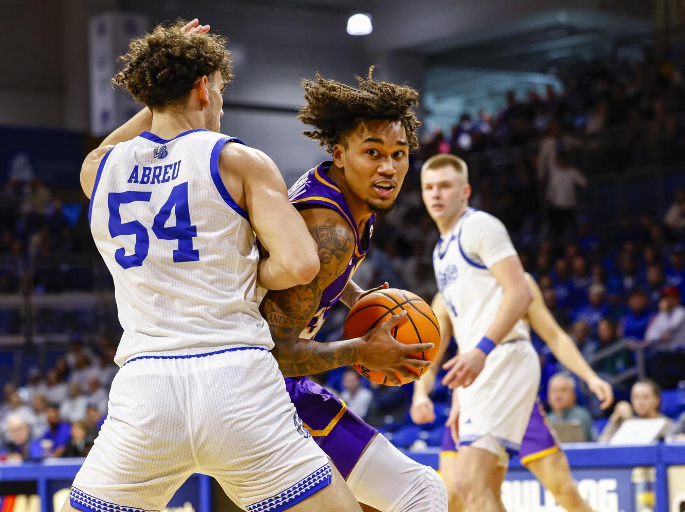 UNI wins fifth straight, one game back of Drake