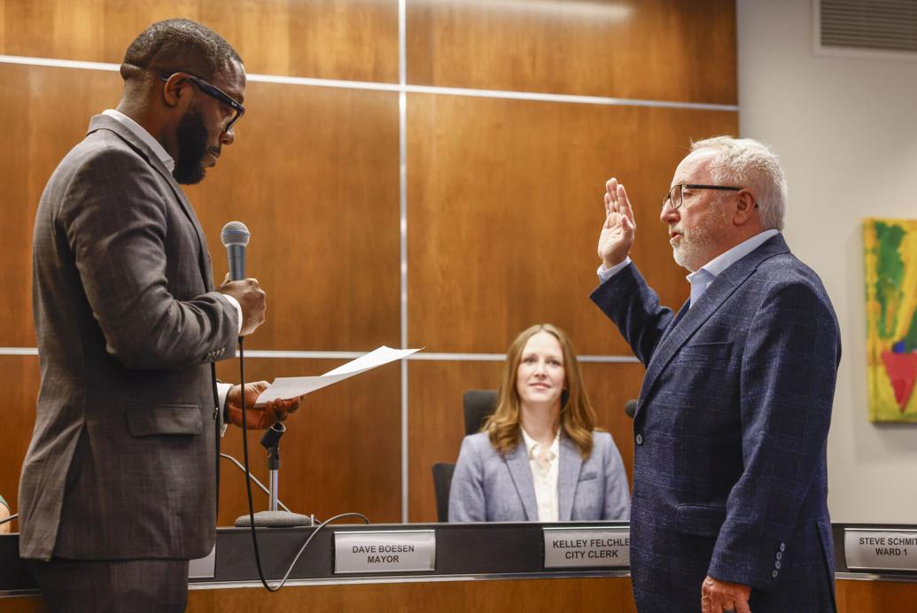 Dave Boesen sworn in, takes over as Waterloo's new mayor