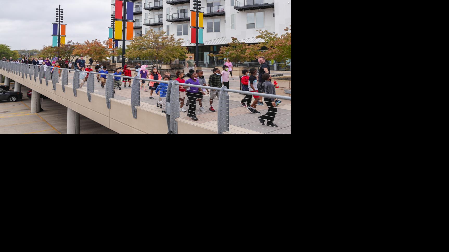 WATCH NOW: Lt. governor, mayor lead walk through Waterloo promoting ...