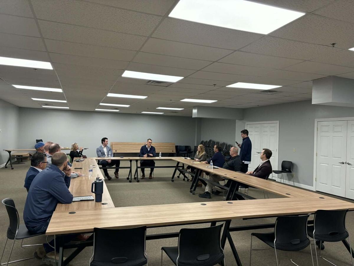 Feenstra holds business round table in Davenport
