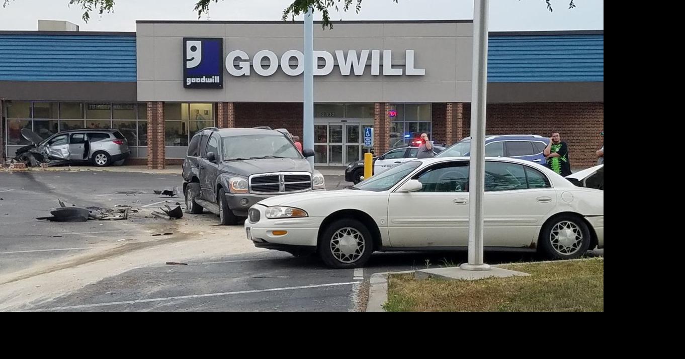 Three vehicles totaled in Crossroads Center parking lot crash