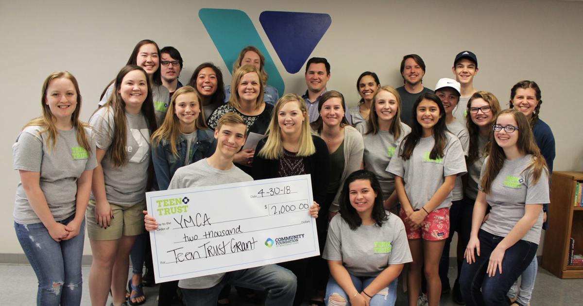 Teen Trust Delivers 11 195 In Grants To Black Hawk County Nonprofits