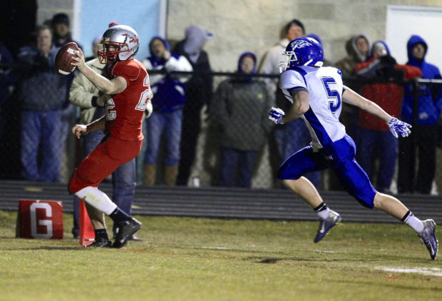 Prep football playoffs: South Winn defeats Dike-New Hartford