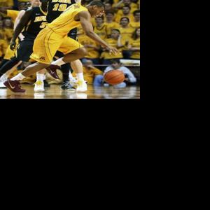 Uthoff delivers winner for Hawkeyes, 77-75