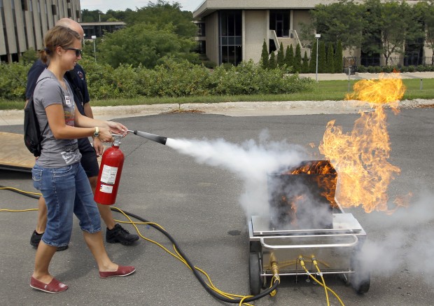 UNI resident assistants get fire extinguisher training