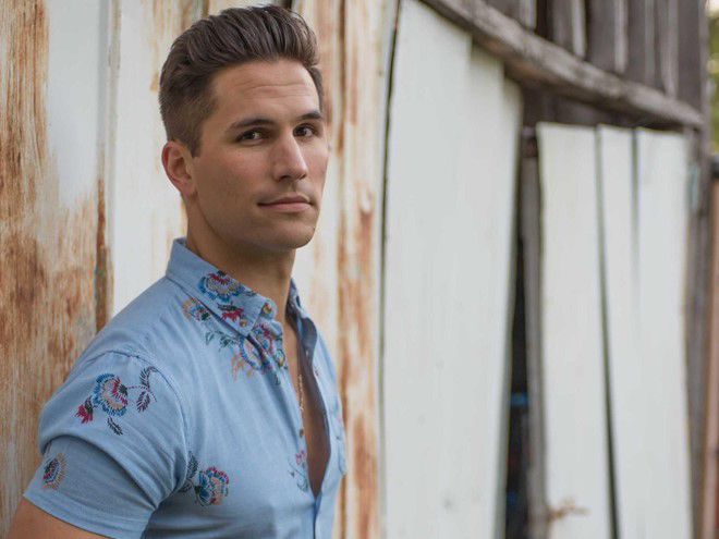 Justin Adams giving UNI Homecoming concert