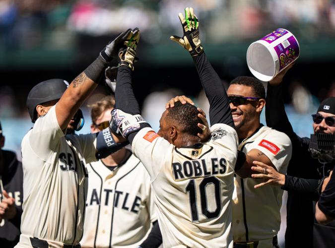 Robles' infield single in the 10th inning lifts the Mariners to a 3-2 ...