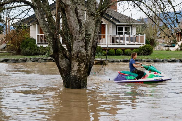 Evacuations ordered in 3 south Seattle suburbs after levee fails after ...
