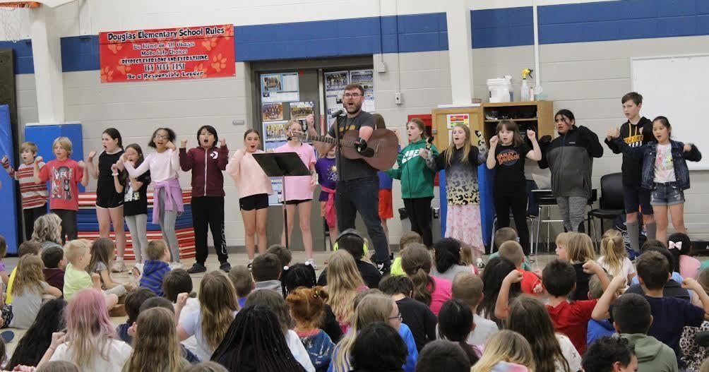Singer Tony Memmel works with Douglas Elementary School students ...