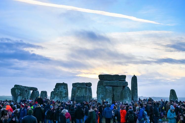Thousands cheer as the sun rises on winter solstice at Stonehenge ...