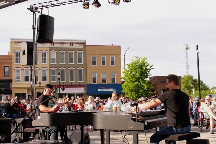 Hundreds pack Bentzin Family Town Square for Music on Main Street ...