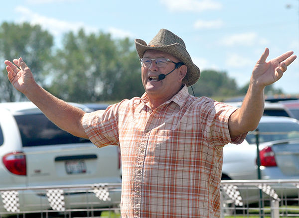 A squealing good time, duck and pig races draw crowd | Local News ...