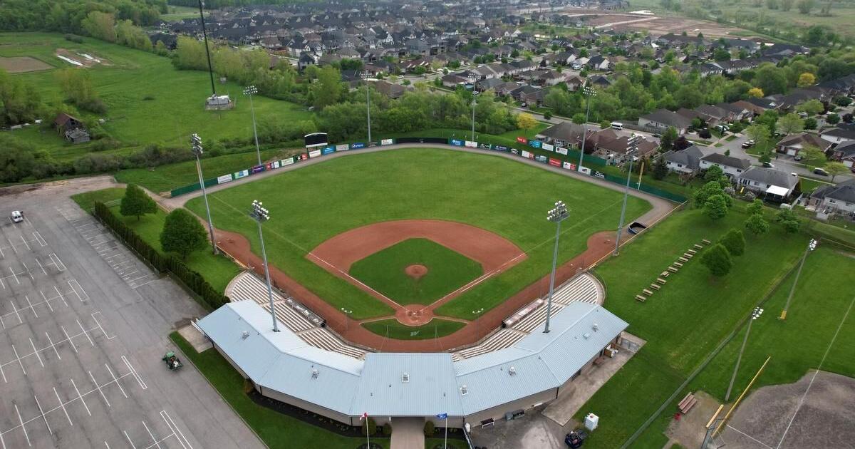 Welland Jackfish donate 1,600 new seats for Welland Stadium