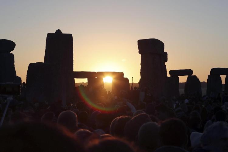Thousands gather at Stonehenge for annual ritual marking the summer ...